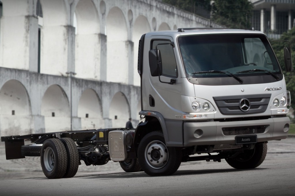 Mercedes lanza el Accelo nacional - AUTOWEB Argentina