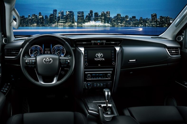 Toyota lanza el restyling de la SW4 - AUTOWEB Argentina