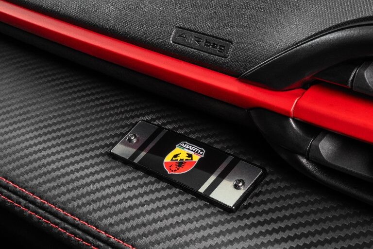 Todas las diferencias que tiene el Abarth Fastback con respecto a la ...