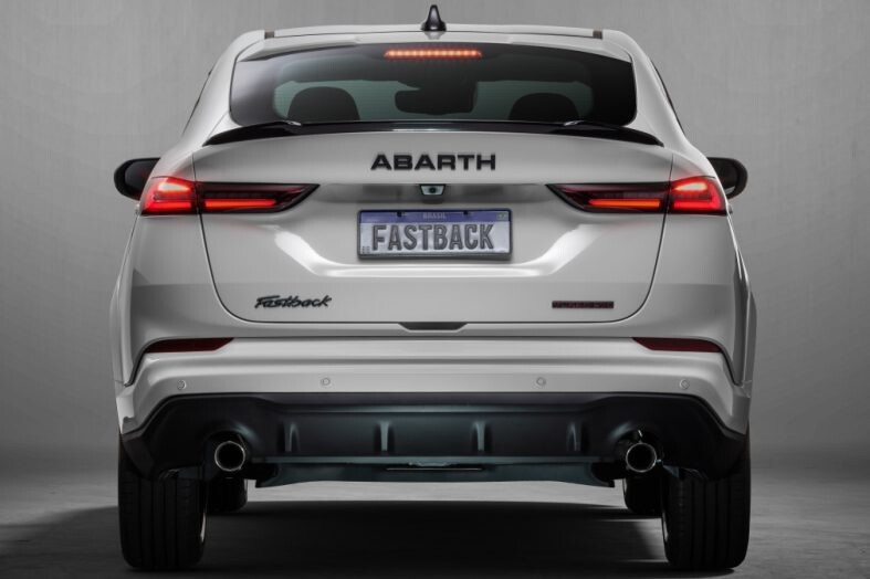 Todas las diferencias que tiene el Abarth Fastback con respecto a la ...